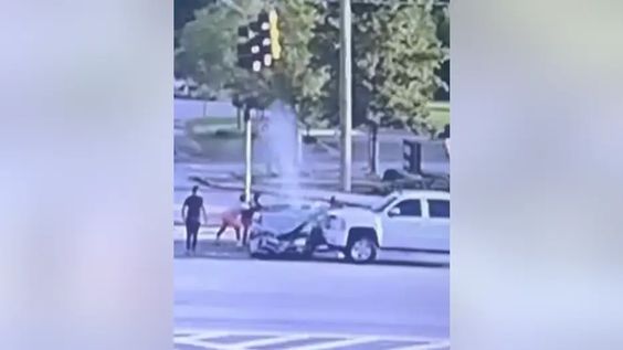 High school football players save a female driver who was trapped ...