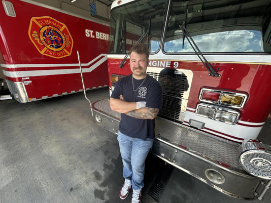 Off duty firefighter rescues a driver who was inside of an auto that ...